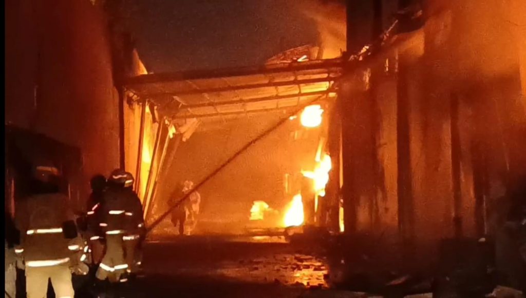 Dua Gudang Sandal Ardiles di Surabaya Ludes Terbakar - Pojokkiri.com