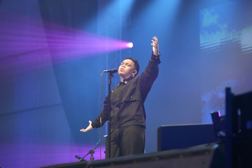 Lagu-lagu Mellow Daun Jatuh Mengalun dari Panggung Bank Jatim Jazz ...